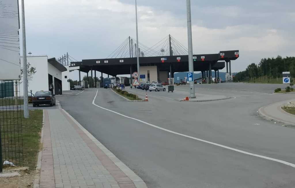 Na prelazu Merdare ne može sa srpskim pasošem, samo sa srpskom ličnom ...