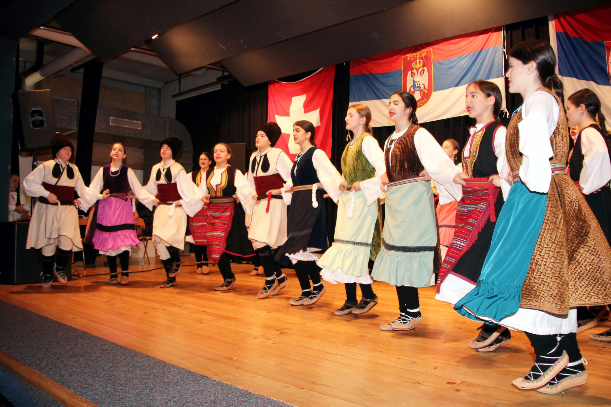 Folklori igrali za fudbalere - Vesti online