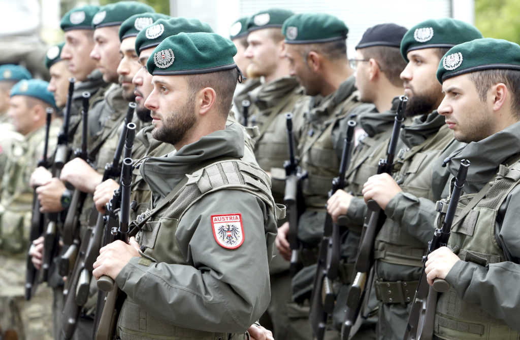 Austrija: Vraćeni inficirani austrijski i nemački vojnik iz BiH - Vesti ...