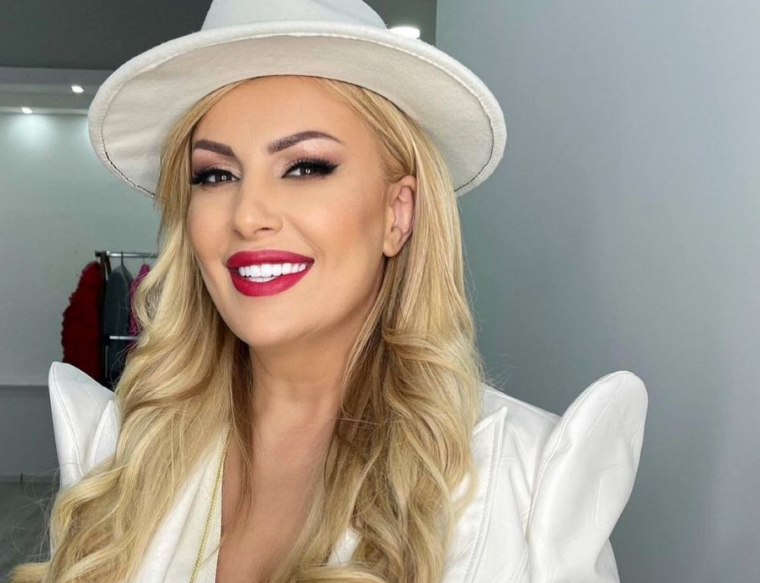 Elma Sinanović oplela po estradi i kolegama - Vesti online