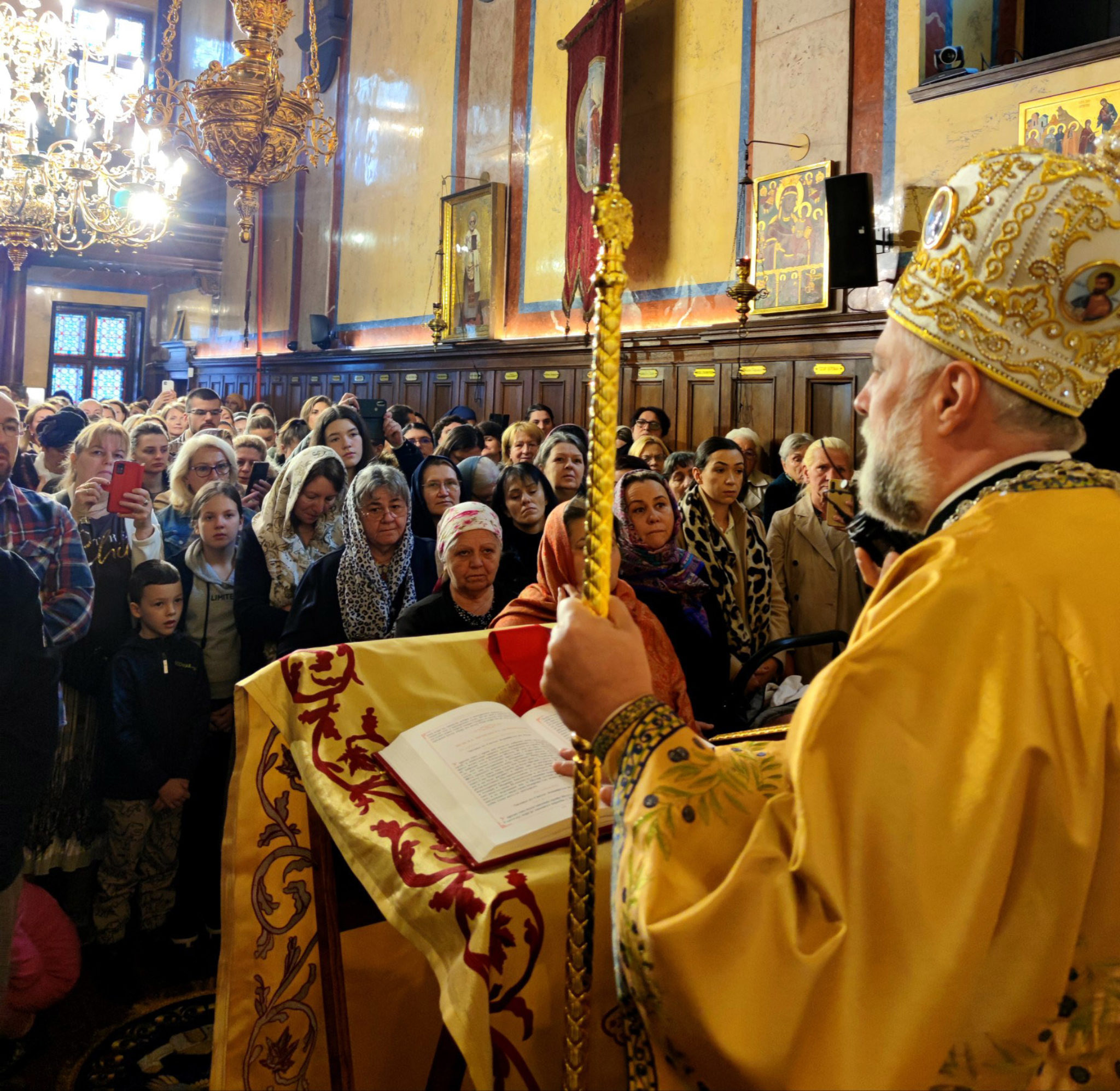 Vladika piše žive slike - Vesti online